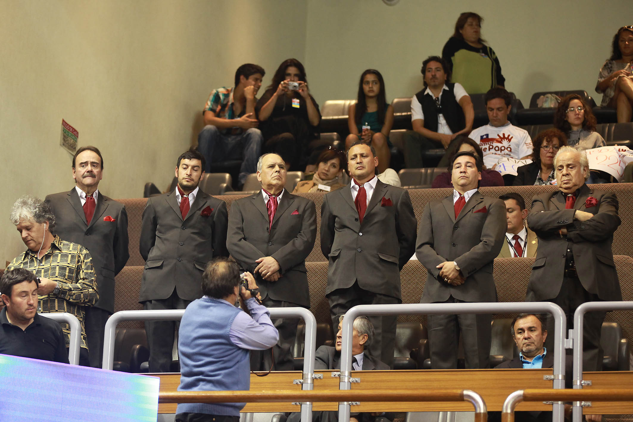 Homenaje a conjunto folclórico Los Lazos" | Senado República de Chile